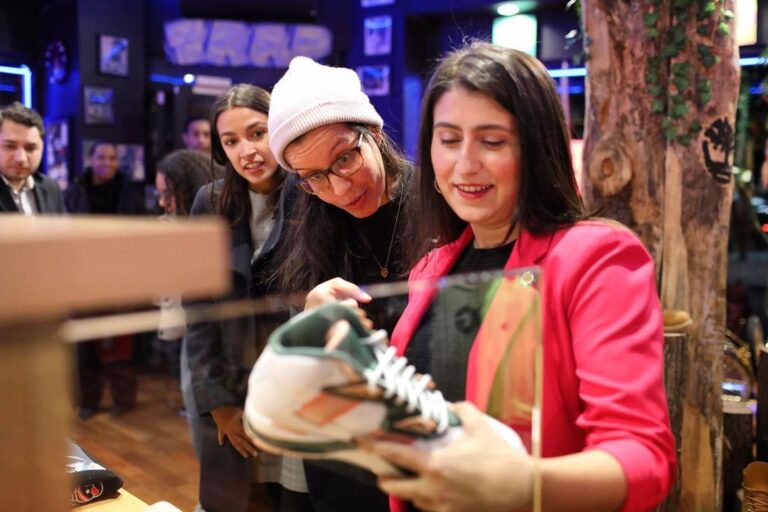 Alexandria Ocasio-Cortez( AOC) | Age, Bikini Photos, Boyfriend, Net ...