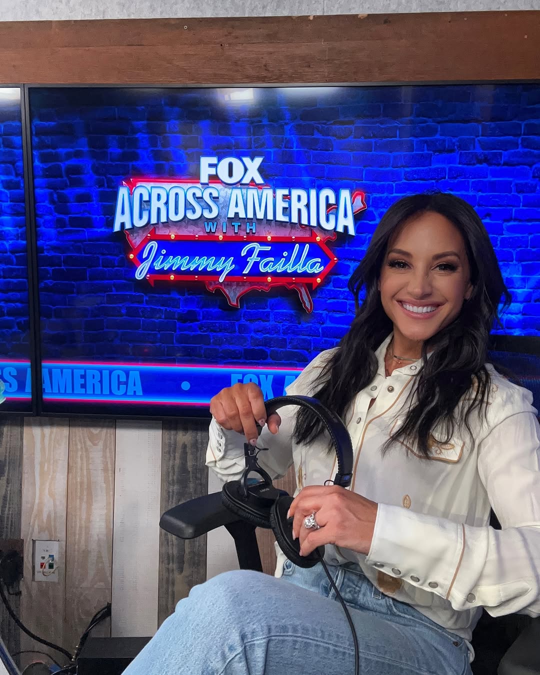 Emily Compagno - Husband, Height/Weight, Net Worth, Fox News, Sisters ...